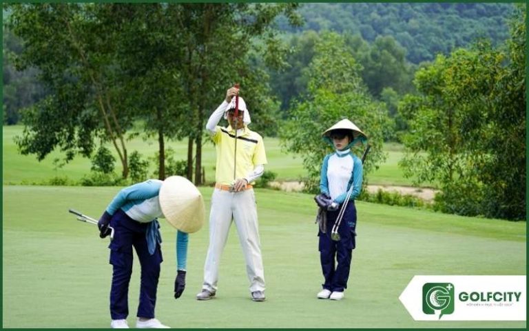 Caddie Golf Là Gì? Những Điều Bạn Chưa Biết Về Nghề Caddy